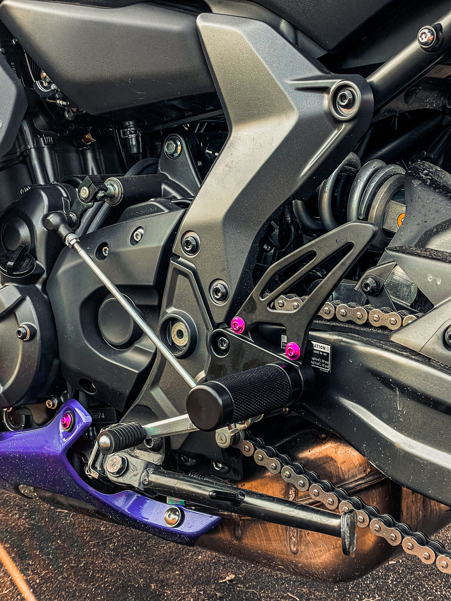 Solid Rearsets for Yamaha R7 – Twinstunts